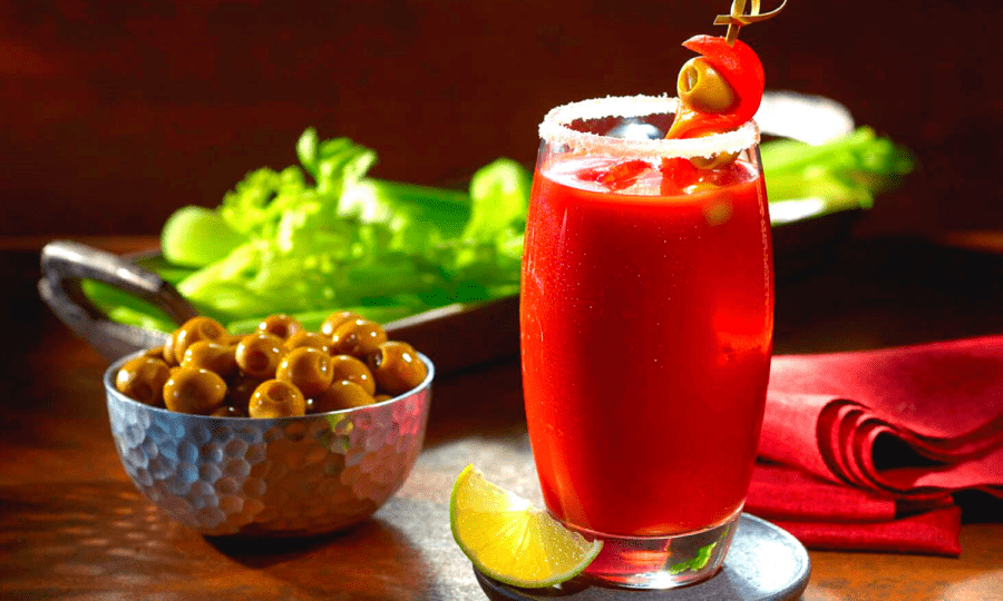 Cuatro cócteles con alcohol para consentir a tus invitados