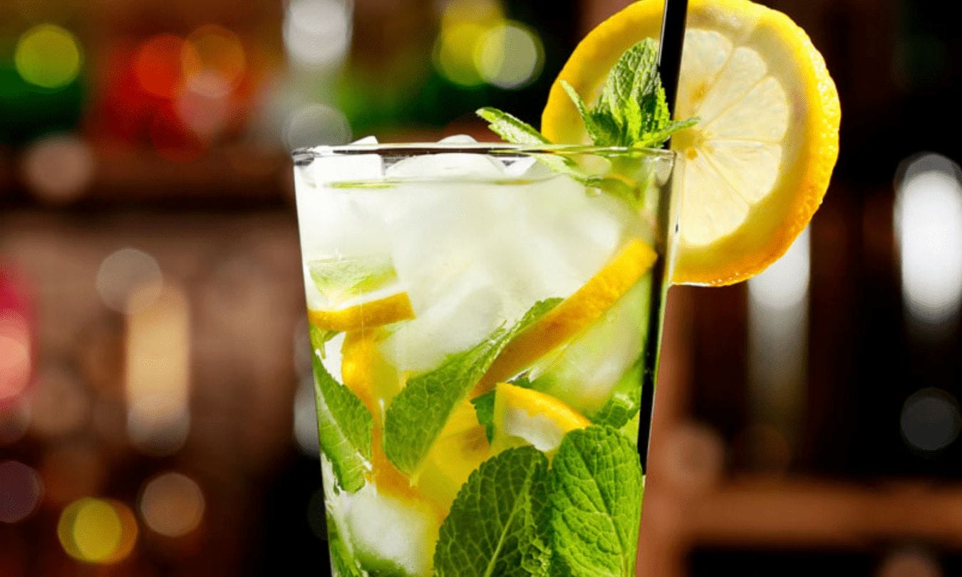 Cuatro cócteles con alcohol para consentir a tus invitados