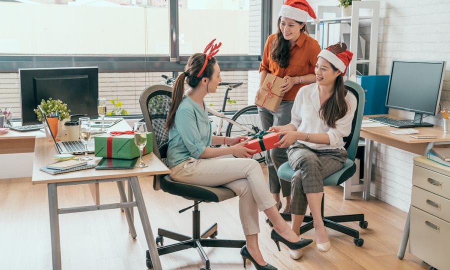 ¿Qué dar en el intercambio de regalos en la oficina? 30 ideas